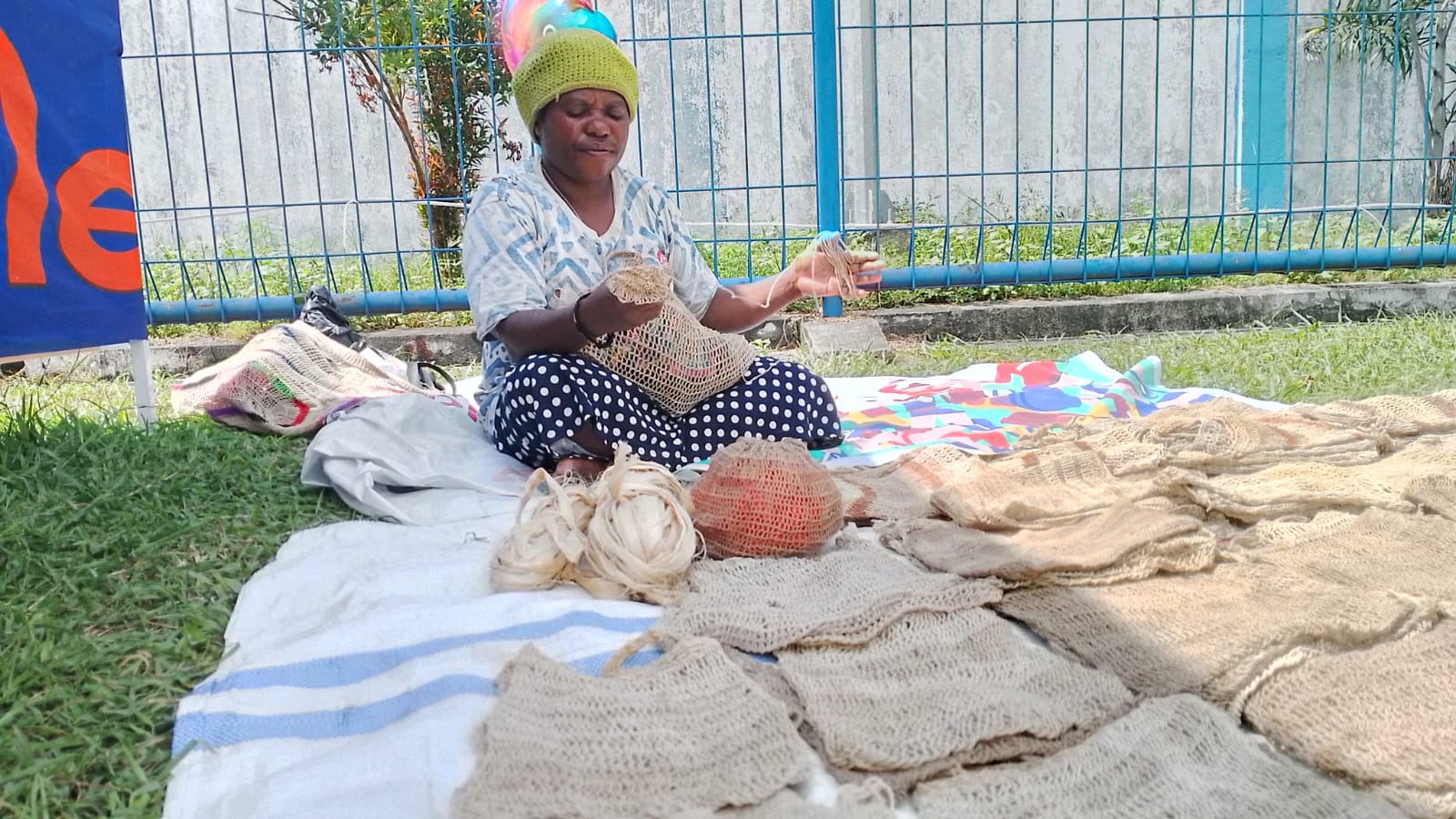 Mama Feronika Migay, Ikut Kongres Sambil Jualan Noken - PPID